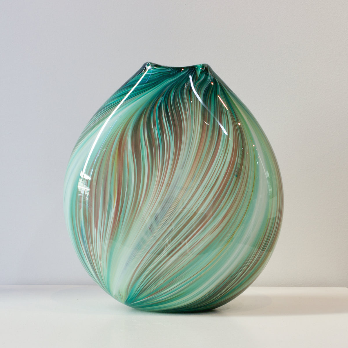 JCU354: Kererū (Wood pigeon) vase – Quadrant Gallery