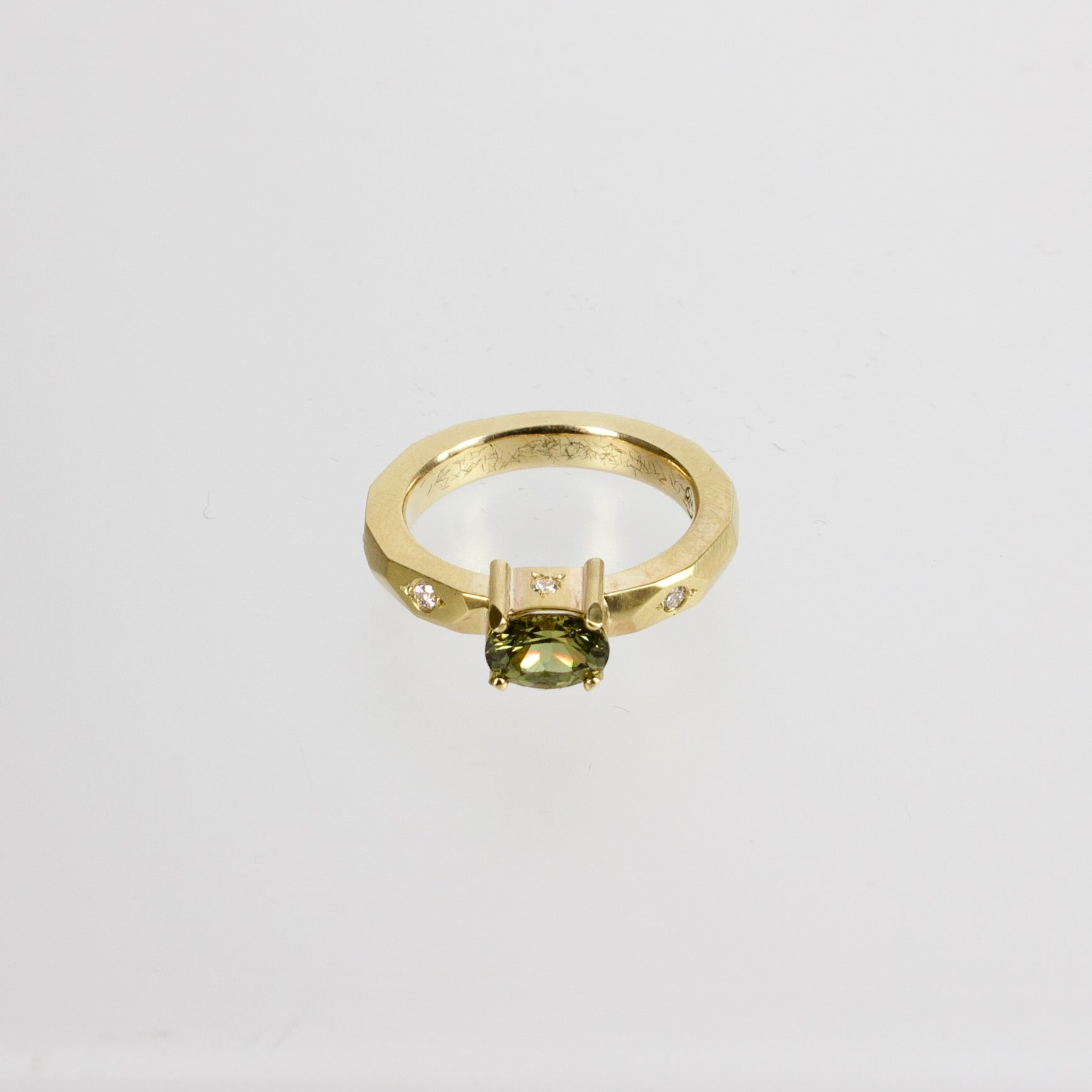 RMO41: Oval sapphire and diamond ring – Quadrant Gallery